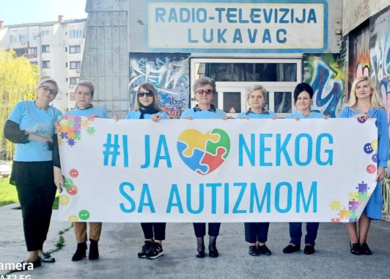 Uposlenici RTV Lukavac poručili: "Mi volimo nekoga sa autizmom"! (VIDEO ...