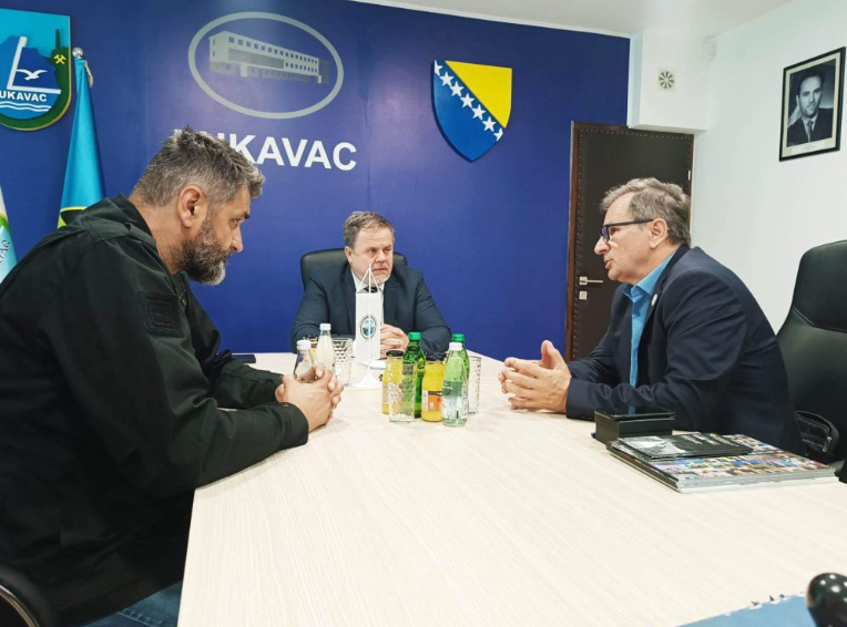 Potpisan Memorandum o saradnji između Grada Lukavac i Memorijalnog centra Potočari (VIDEO) - RTV ...