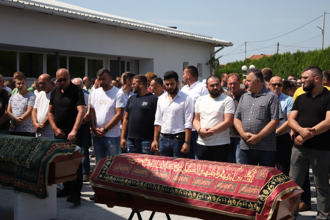 U Gradačcu klanjana dženaza ocu i sinu koje je ubio Sulejmanović - RTV Lukavac